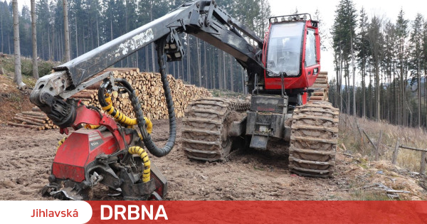 FOTO: Vandal poškodil harvestor, navíc ho vystříkal hasičákem. Hledá ho ... FOTO: Vandal poškodil harvestor, navíc ho vystříkal hasičákem. Hledá ho ...